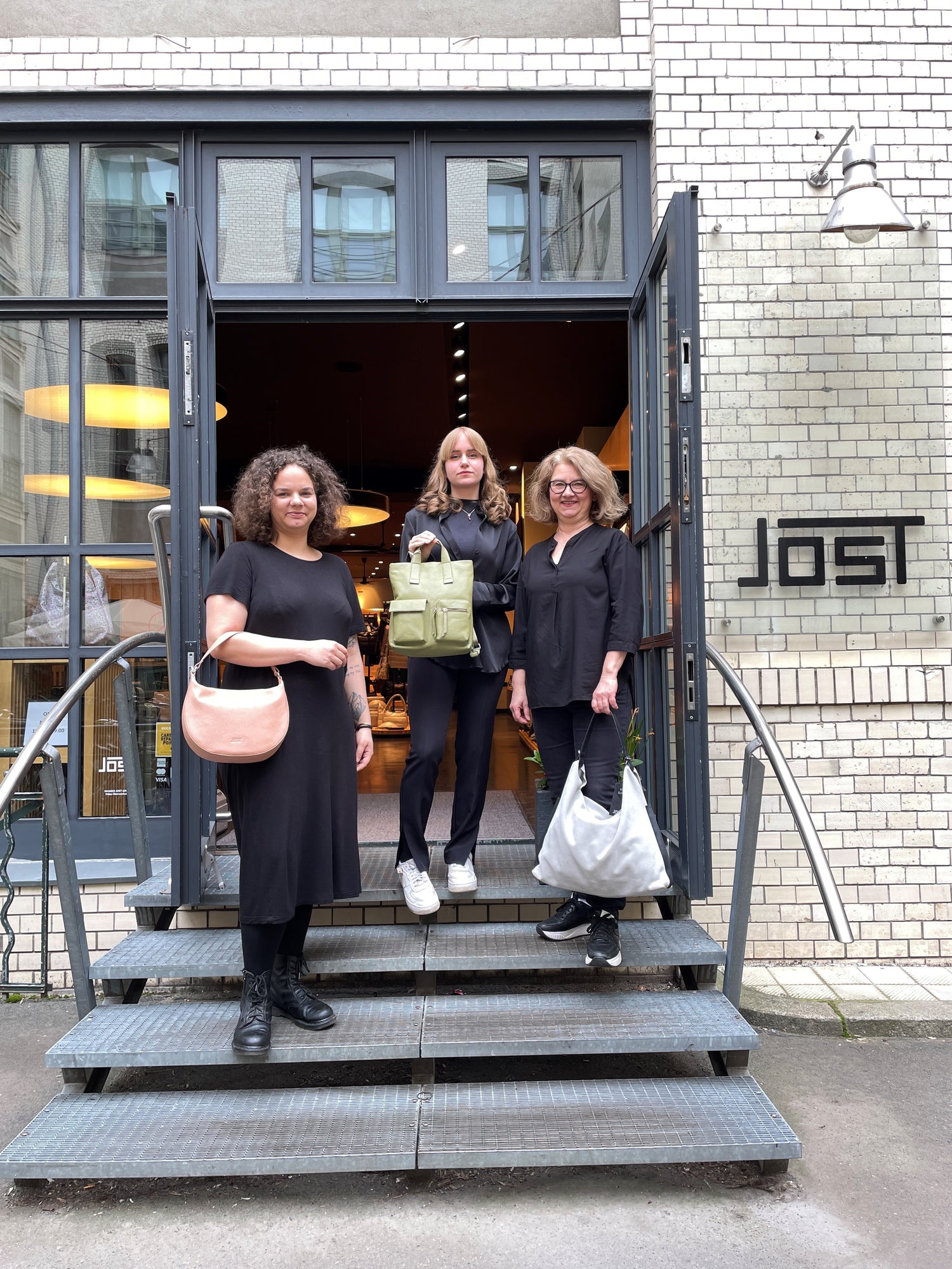 Willkommen im JOST Berlin Flagship Store in den Hackeschen Höfen – LEO ...